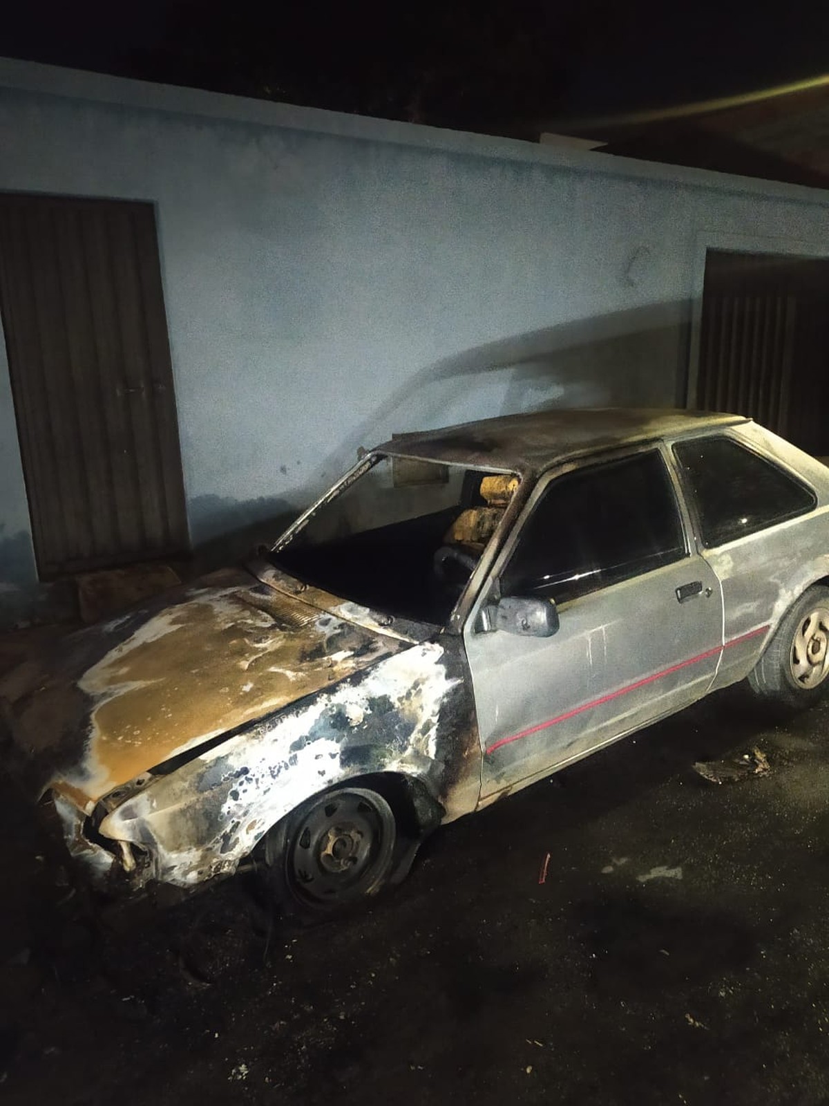 Dois Jovens São Presos Após Colocar Fogo Em Carro Por Causa De Dívida