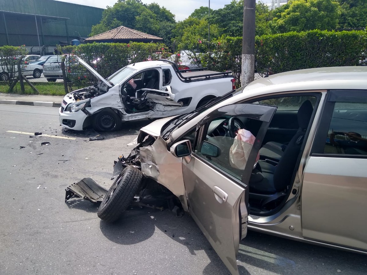 Colisão entre dois veículos na avenida David Bobrow deixa feridos em ...