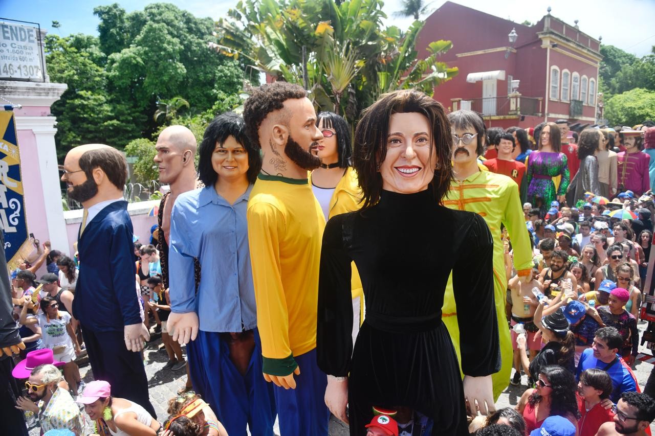 Fernanda Torres 'puxa' Desfile dos Bonecos Gigantes e arrasta multidão ...