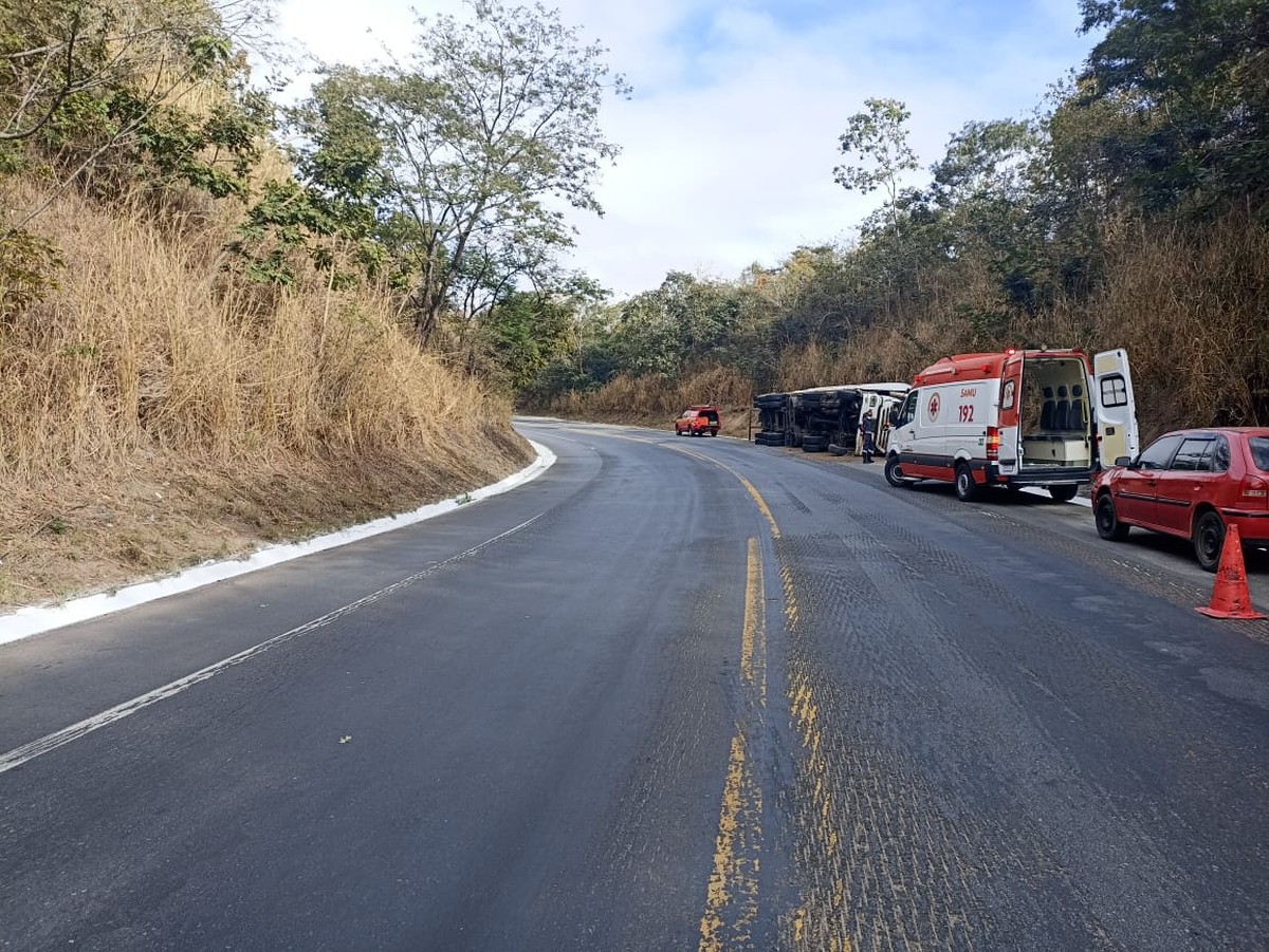 Motorista de carreta é socorrido de helicóptero após acidente na BR-251 | Grande Minas | G1