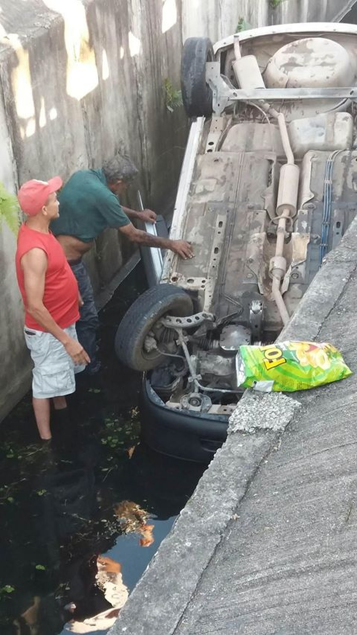 Carro capota e cai em valeta no Parque Meia Lua em Jacareí, SP | Vale ...