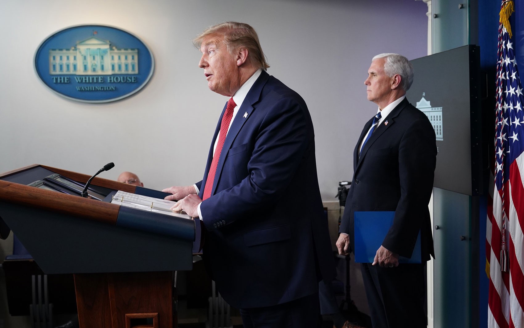 Trump apresenta plano de três fases para reabertura de estados nos EUA ...