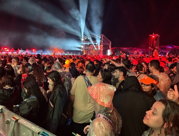 FOTOS E VÍDEOS: Corso da Tusca tem shows com reprodução de meme e ...