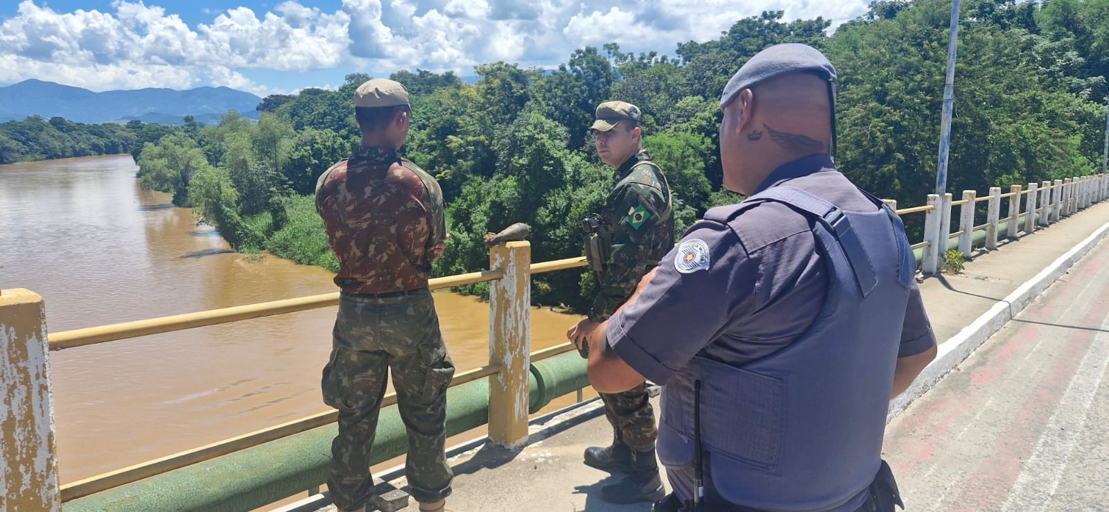 Ponte é interditada após pescador encontrar morteiro no rio Paraíba, em ...