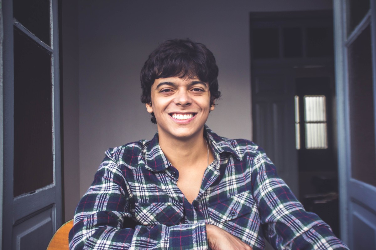 Cantor Tuca Oliveira apresenta show do primeiro álbum no Recife ...