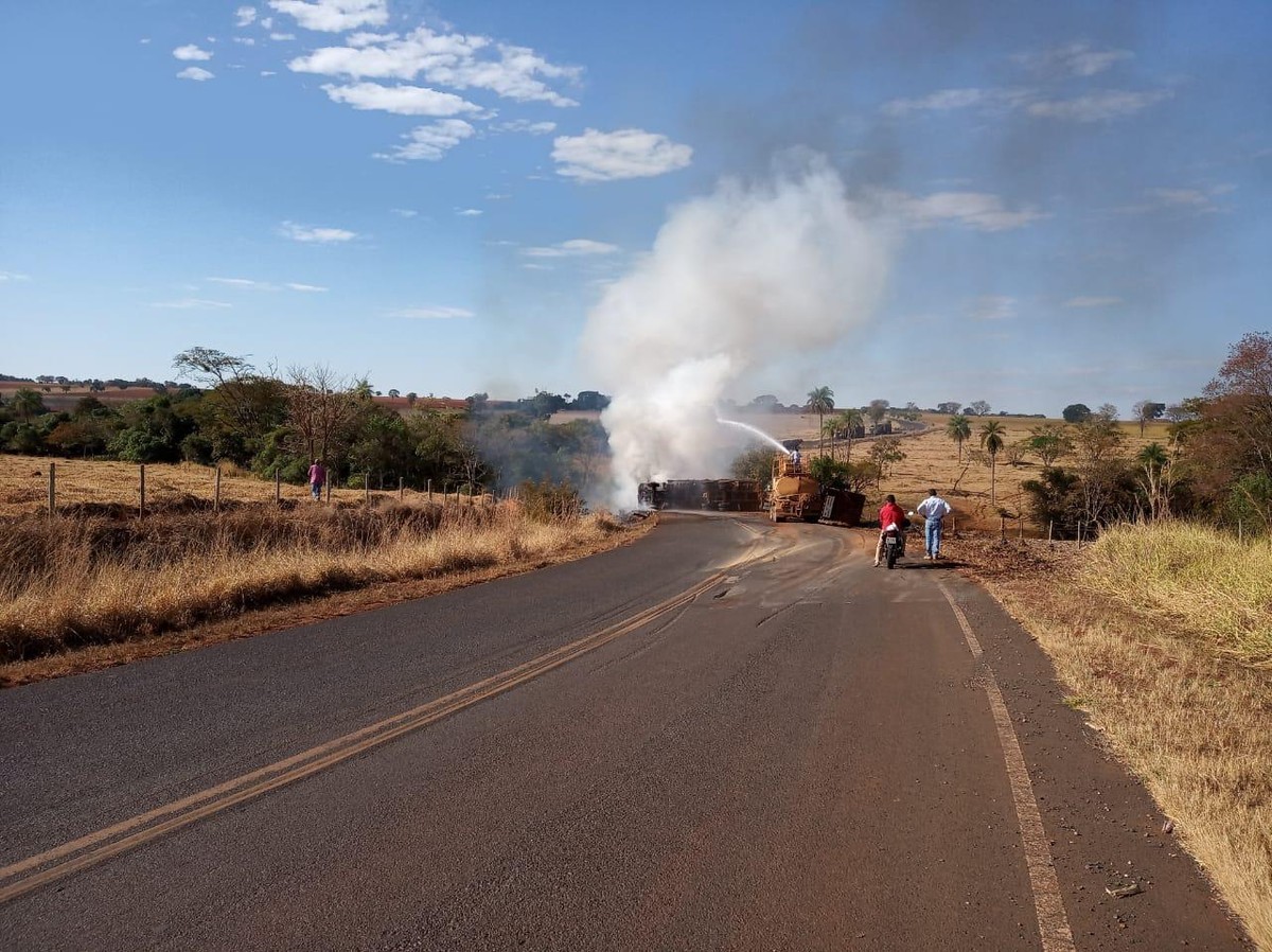 Motorista de carreta morre carbonizado em acidente na LMG-805, próximo a Uberaba | Triângulo ...
