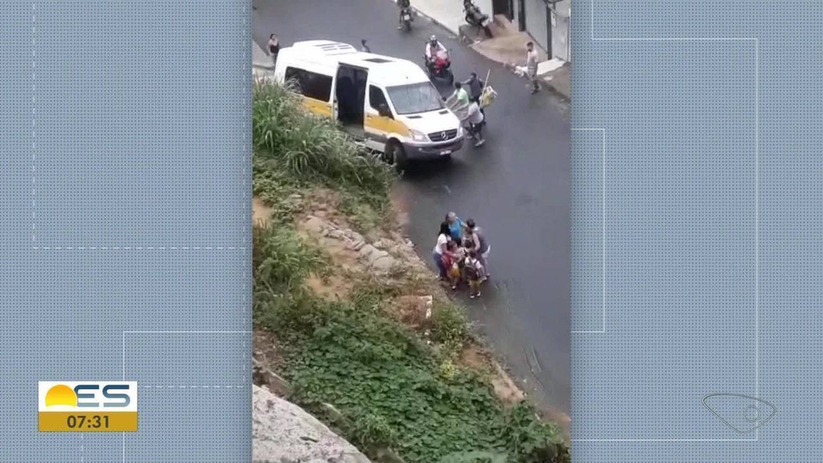 Van escolar com crianças se envolve em acidente em Colatina, ES ...