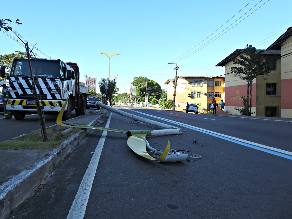 Motorista dorme ao volante e derruba poste na Av. Constantino Nery, em Manaus | Trânsito AM | G1