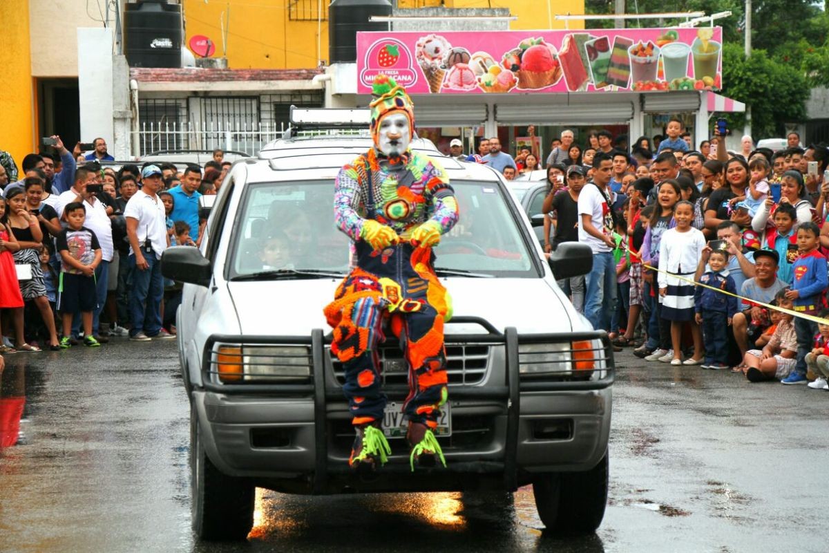 Artista de rua mundialmente conhecido, chileno Karcocha se apresenta ...