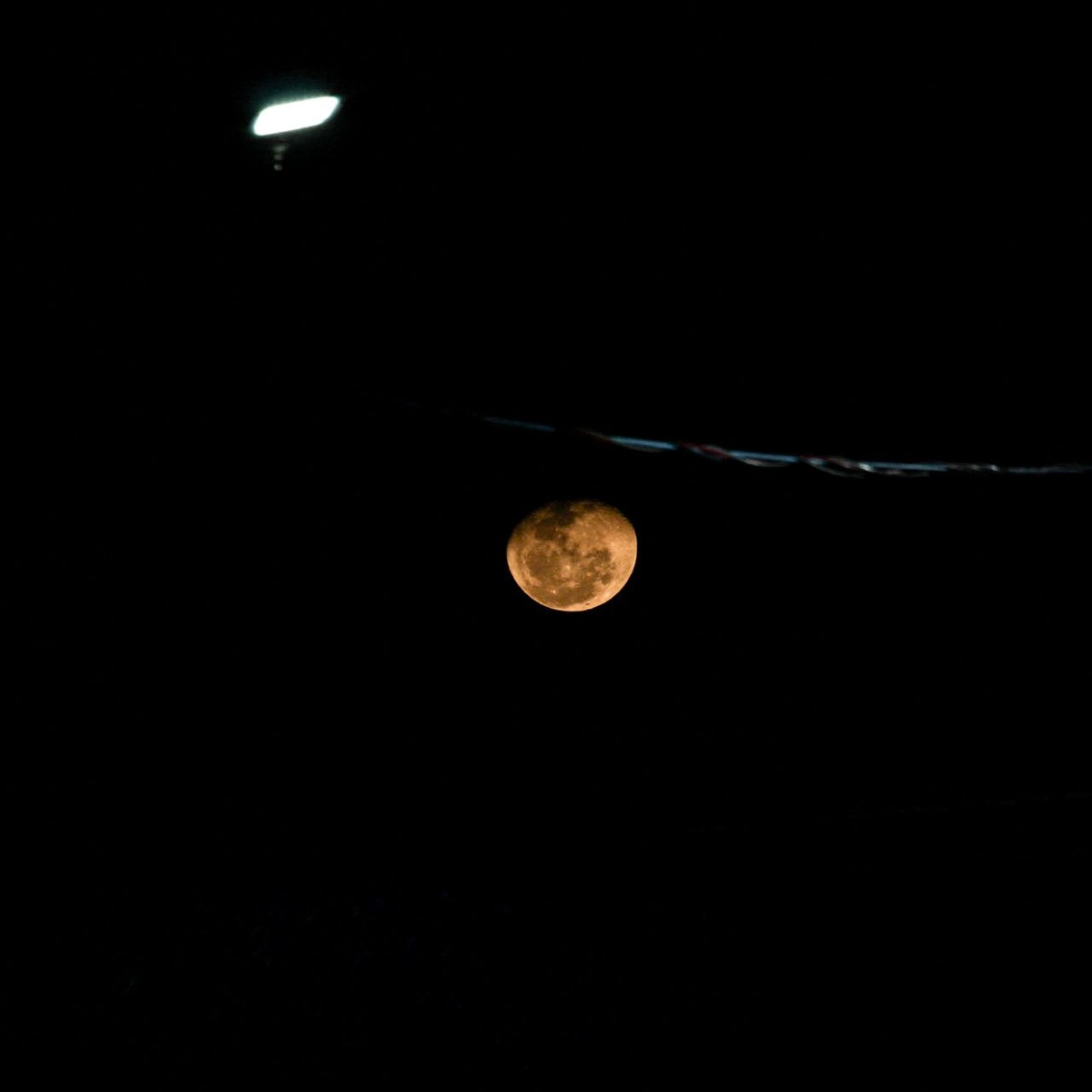 Lua alaranjada? Entenda como a poluição e as queimadas influenciam na ...