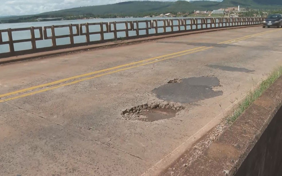 Turistas registram desgaste na ponte que liga Rifaina, SP, a Sacramento ...