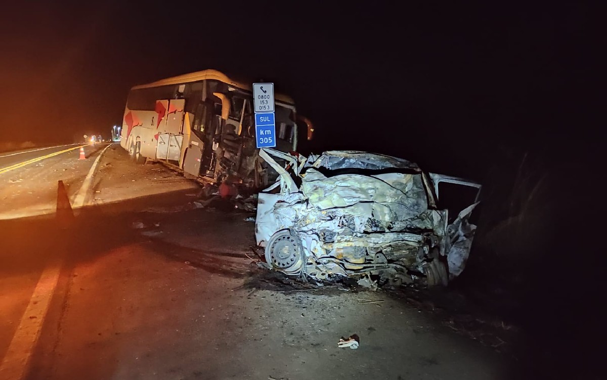 Acidente entre dois carros e um ônibus deixa 5 mortos e um ferido na BR ...