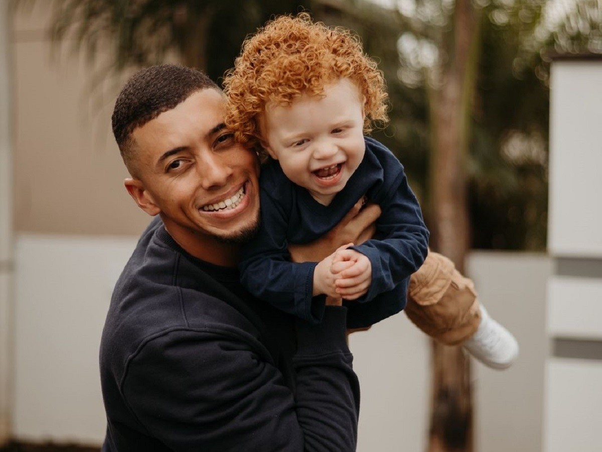 Genética explica: entenda por que bebê nasceu ruivo com pai negro e mãe ...