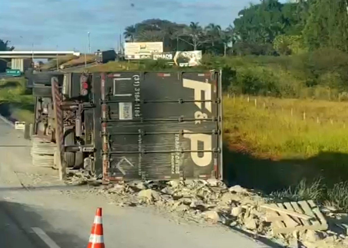Carreta carregada com 30 toneladas de cimento tomba na Fernão Dias, em Pouso Alegre, MG | Sul de ...