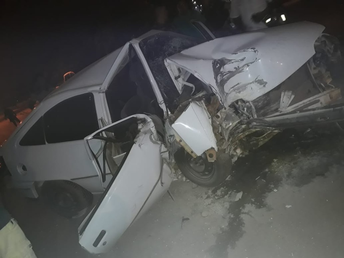 Motorista dorme ao volante, bate em poste e carro fica destruído | Tocantins | G1