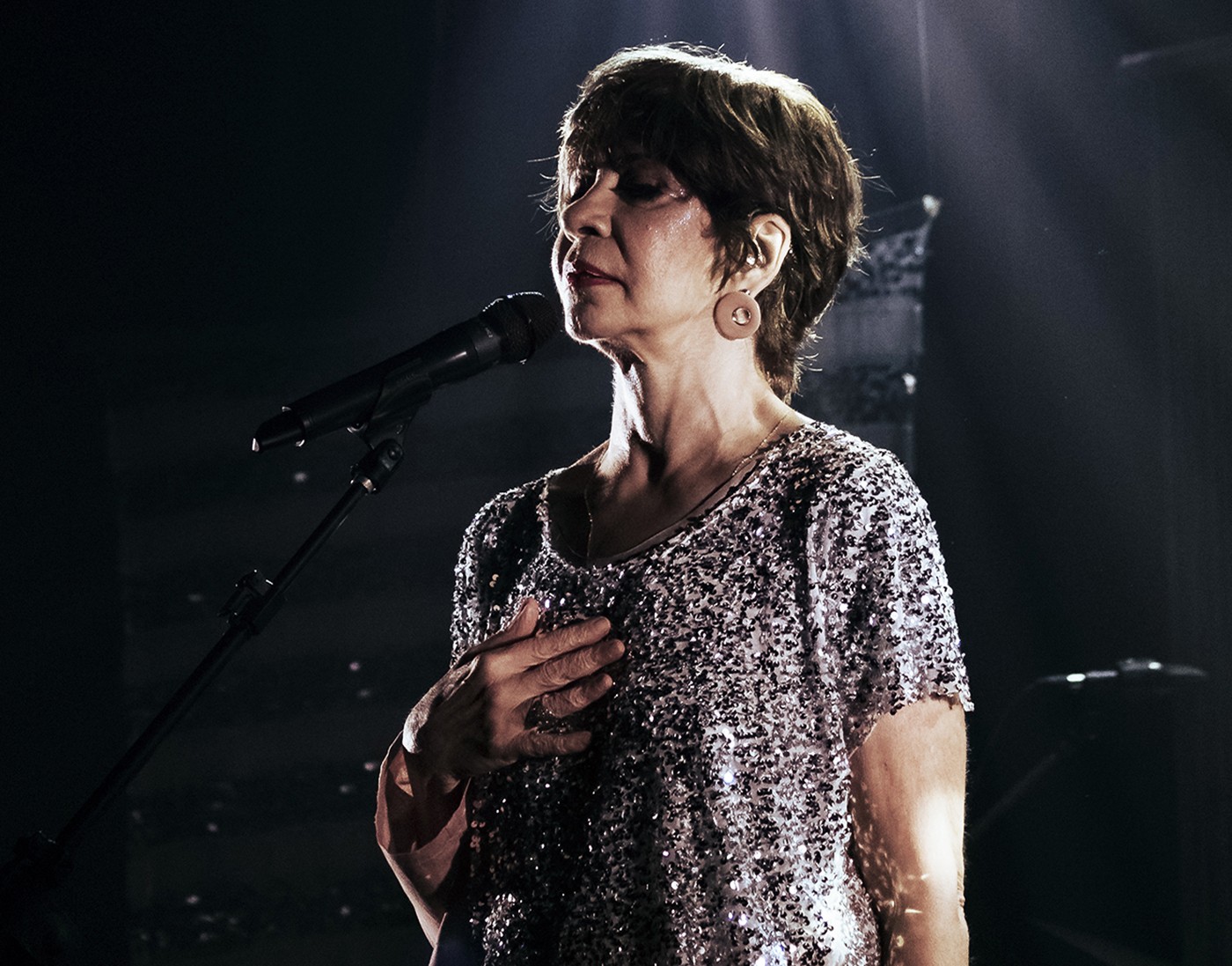 Sandra Pêra segue os caminhos do coração em show teatral em que celebra ...