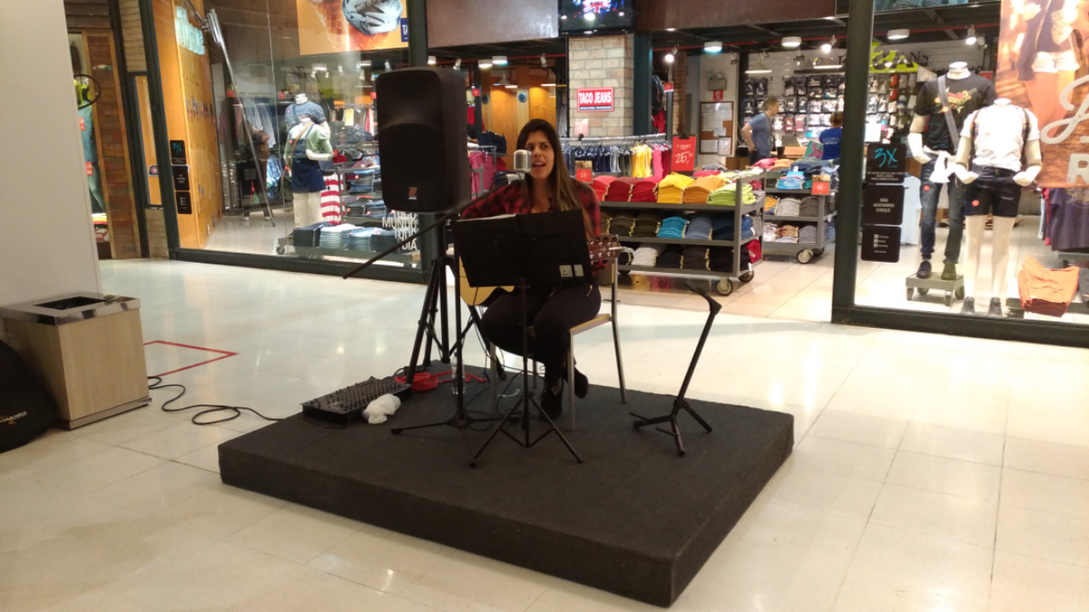 Cantora Flávia Santiago se apresenta na terça-feira em Volta Redonda ...