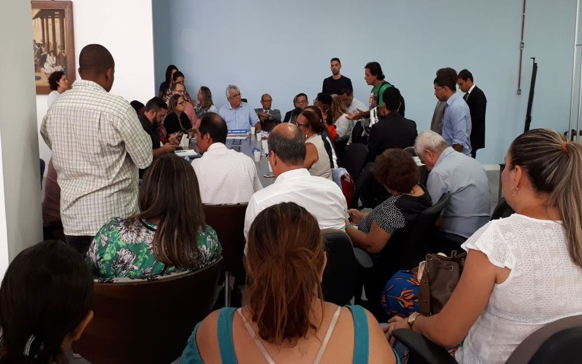 Estado e sindicatos discutem futuro dos servidores da FHS | Sergipe | G1