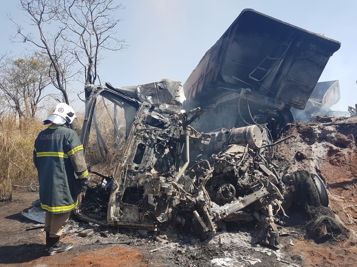 Motorista morre carbonizado após carretas baterem de frente e uma delas pegar fogo em rodovia de ...