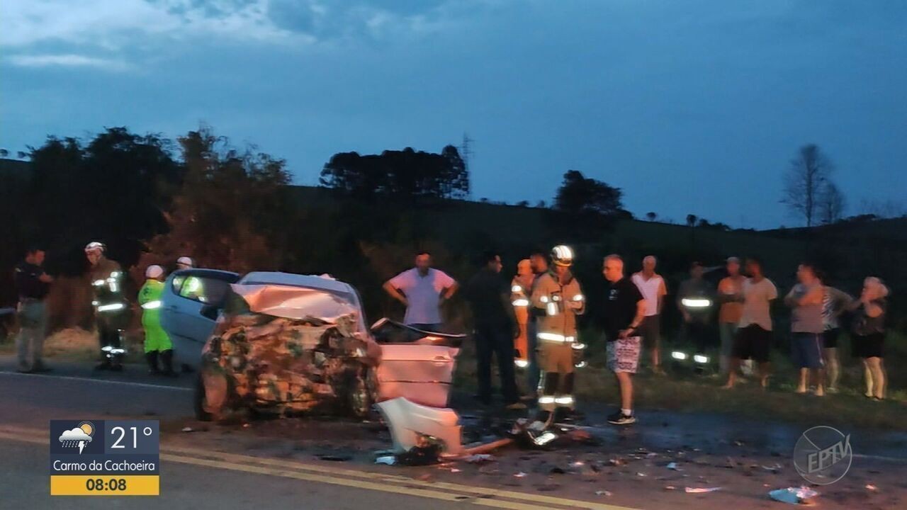 Batida de frente entre dois carros mata duas pessoas e deixa três feridos na BR-459, em Caldas ...