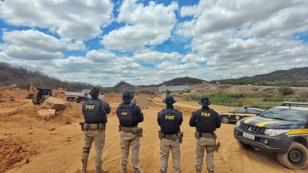 PRF flagra extração ilegal de argila às margens da BR-232 em Salgueiro | G1