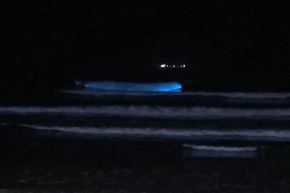 Praia De Ondas Do Mar A Noite Pequenas Ondas Com Espuma No Momento Da
