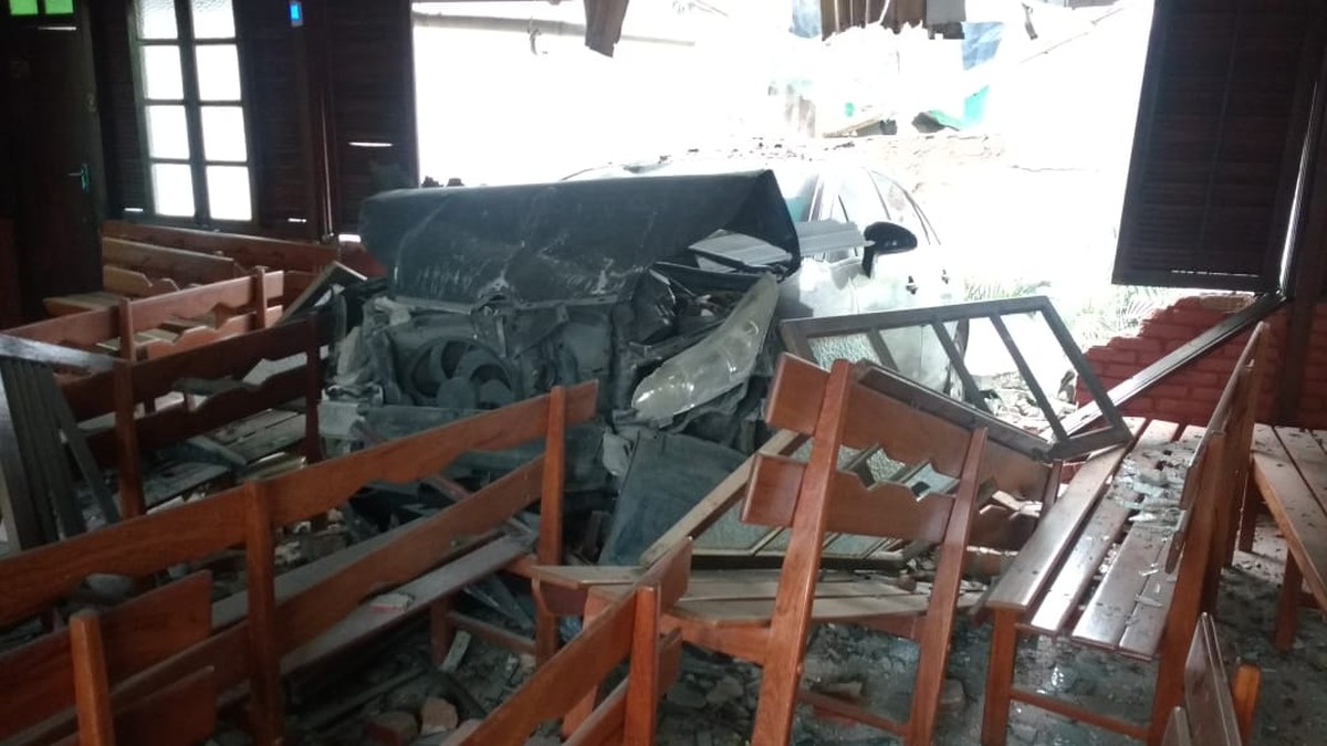 Carro desgovernado desce ladeira e atinge igreja em Cariacica, ES | Espírito Santo | G1