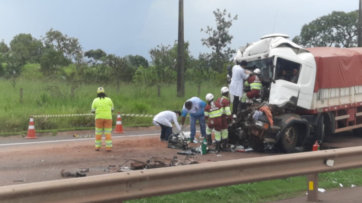 Acidente entre carretas deixa uma pessoa morta e outra ferida em MS; rodovia segue interditada ...