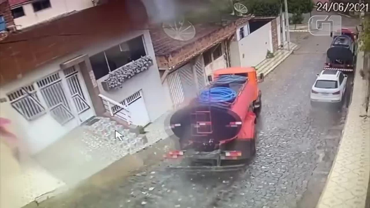 VÍDEO: Caminhão-pipa desgovernado desce ladeira em Taquaritinga do Norte | Caruaru e Região | G1