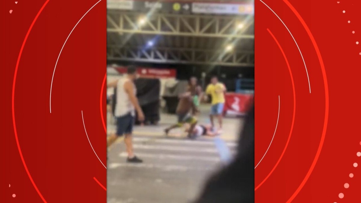 VÍDEO: mulher é agredida com soco no rosto por homem em terminal de ...