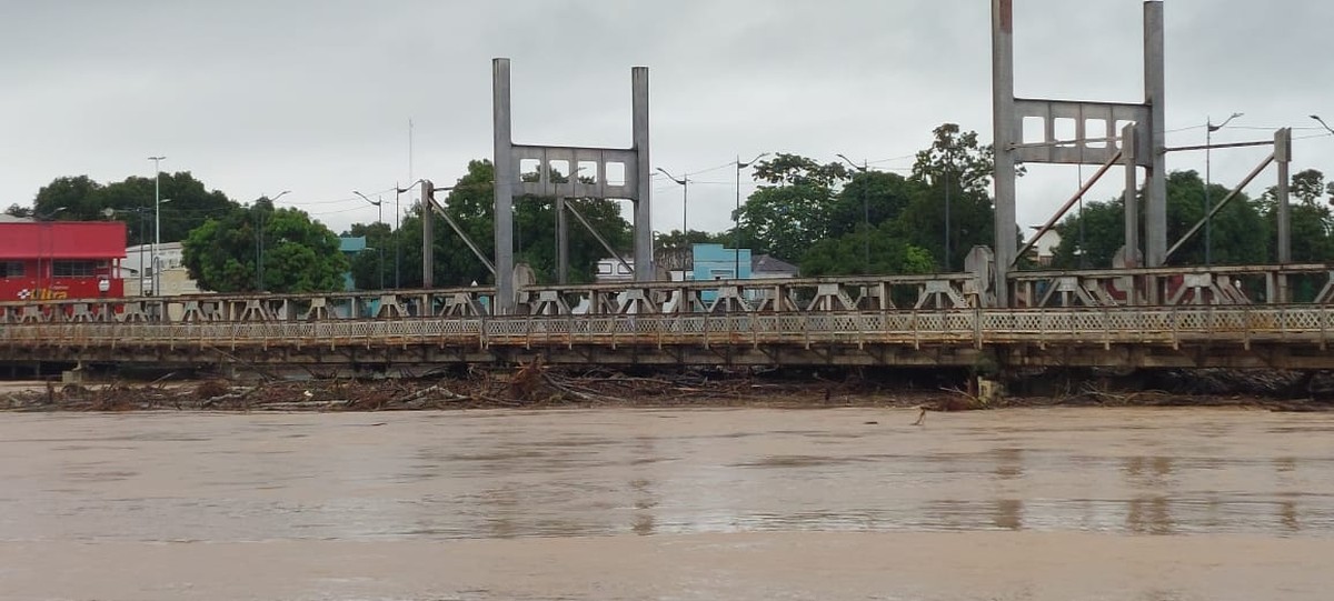 Com cheia do Rio Acre e balseiros acumulados, Ponte Metálica é ...