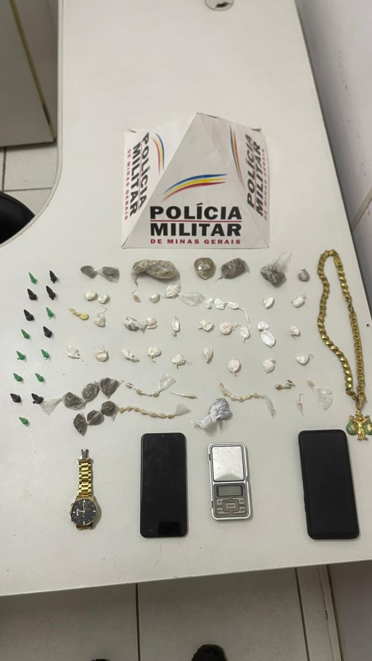 Dupla tenta fugir pelos fundos de uma casa, mas é presa por tráfico de drogas em Coronel ...