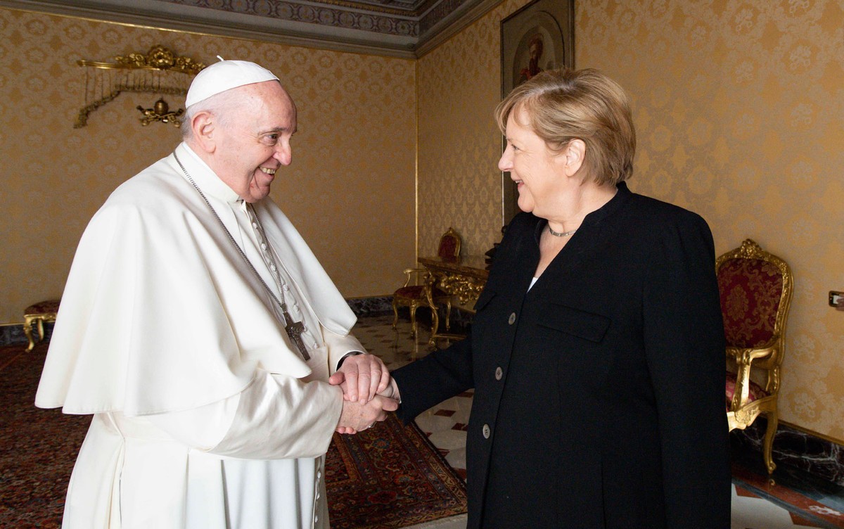 Merkel se despede do Papa em sua última viagem a Roma como chanceler ...