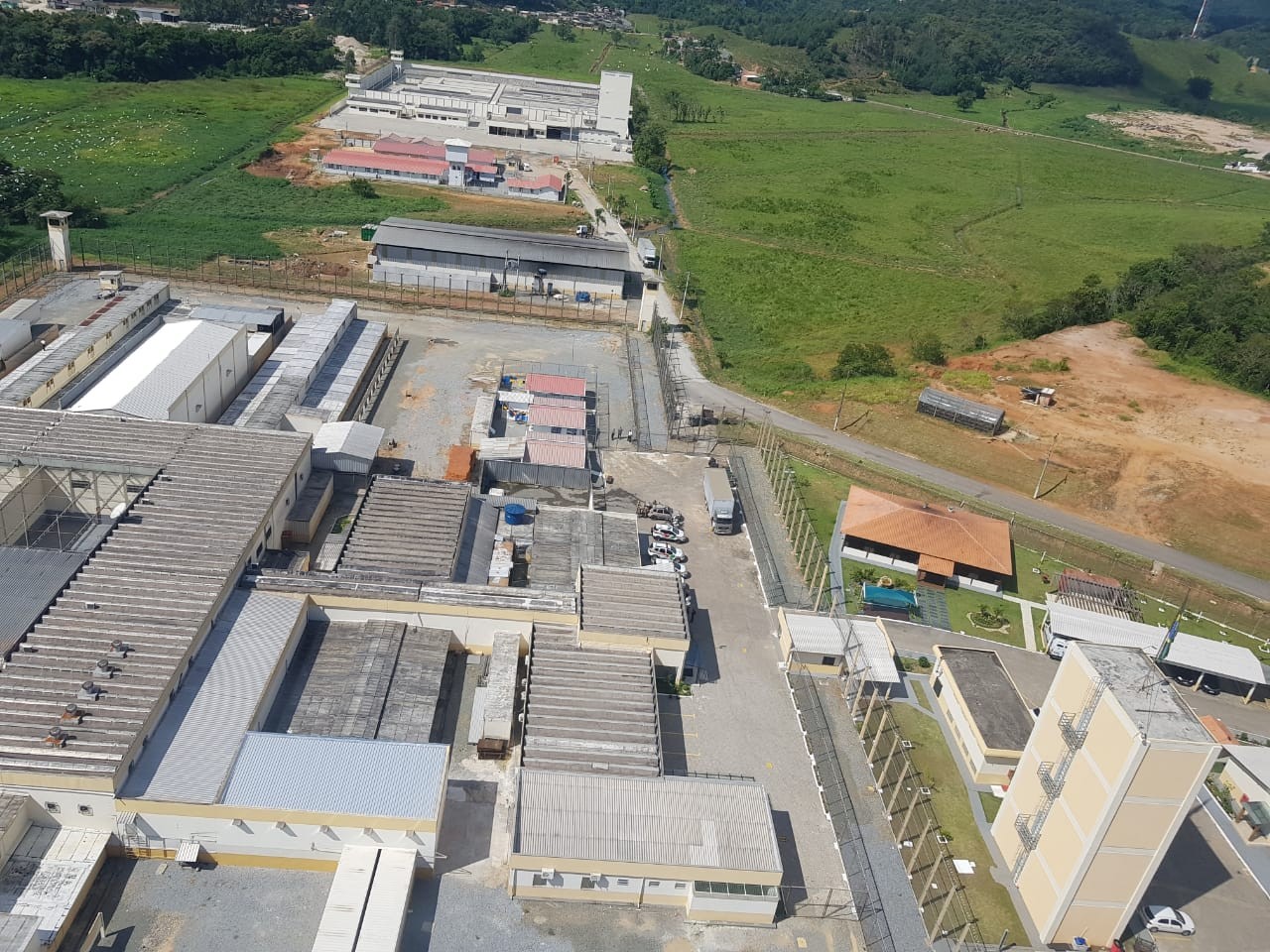 Seis detentos fogem do presídio em Itajaí e forças de segurança fazem ...