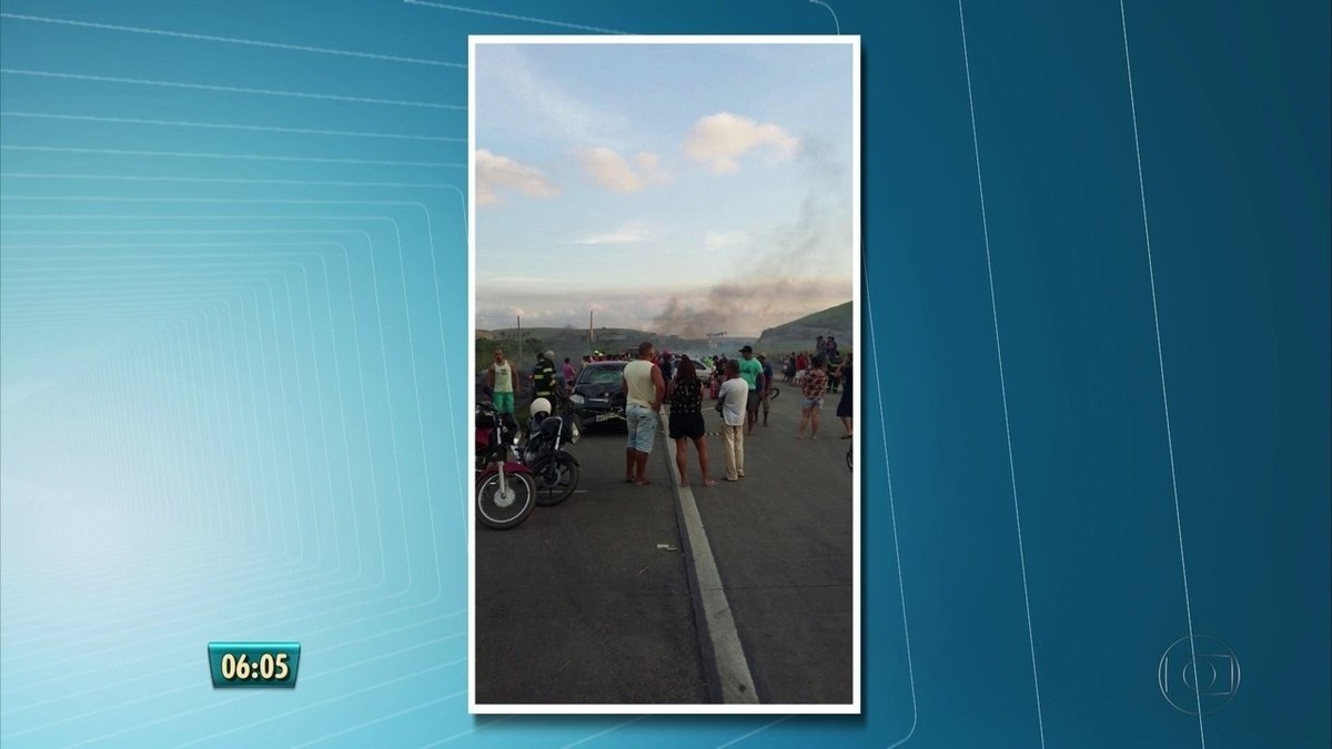 Engavetamento deixa um morto e quatro feridos na BR-101, em Ribeirão | Pernambuco | G1