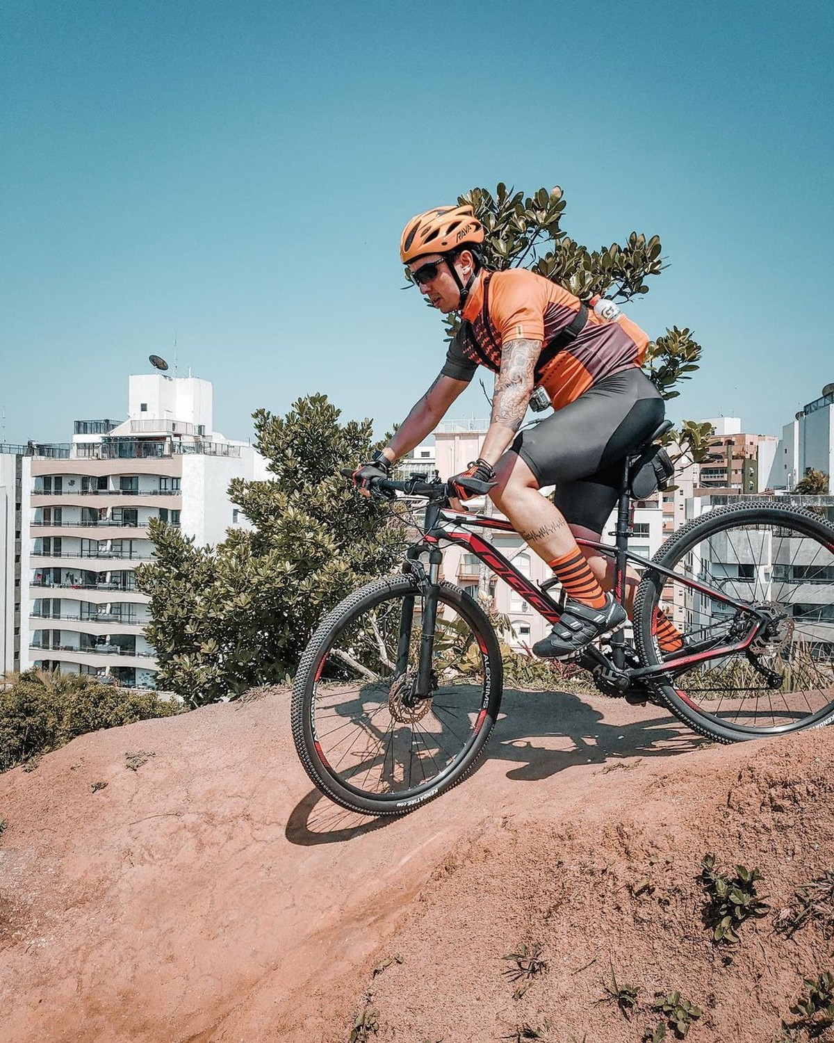 Ciclista promete pedalar 1 km por kg de alimento arrecadado à famílias ...