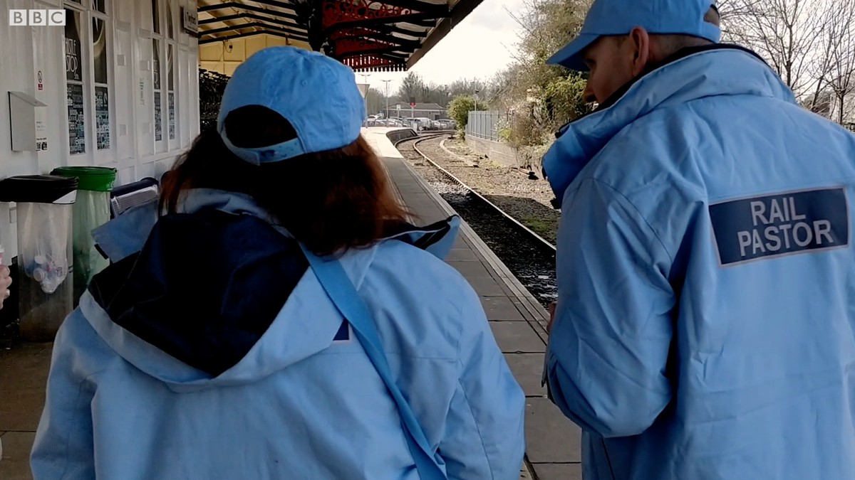 O grupo de voluntários que tenta evitar suicídios nas estações de trem ...