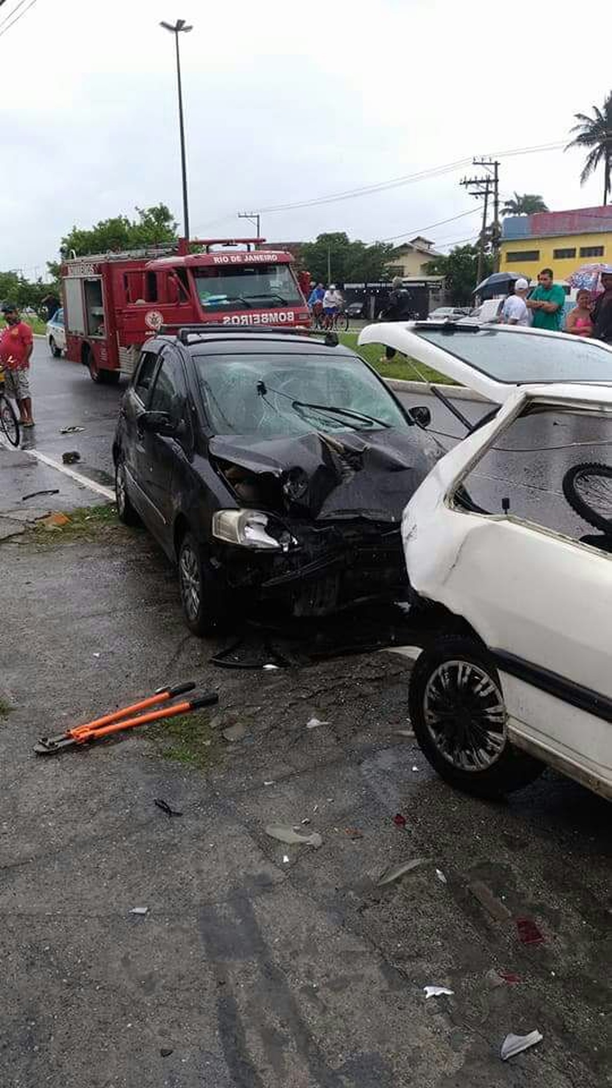 Engavetamento envolvendo quatro veículos deixa duas pessoas feridas em Cabo Frio, no RJ | Região ...