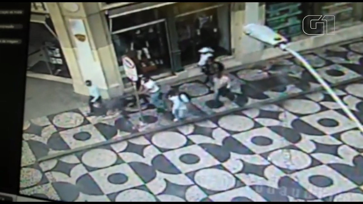 Suspeitos Empurram Pedestres E Simulam Ajuda Para Furtá Los Em Curitiba