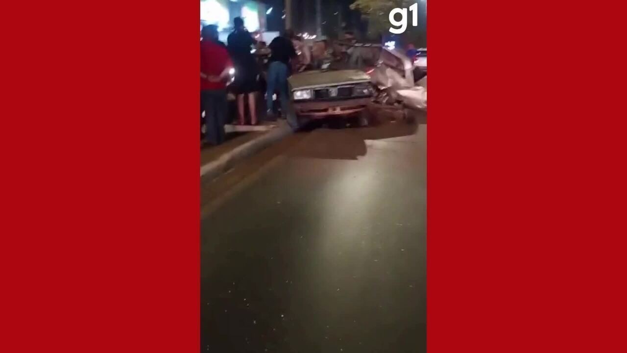 Carro é partido ao meio após batida em racha com 3 veículos em Cuiabá ...