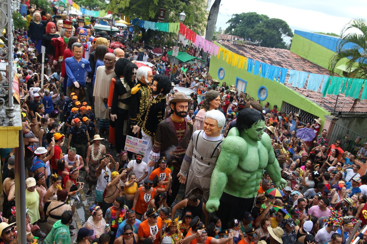 Bonecos gigantes desfilam e fazem a alegria de foliões em Olinda; FOTOS ...