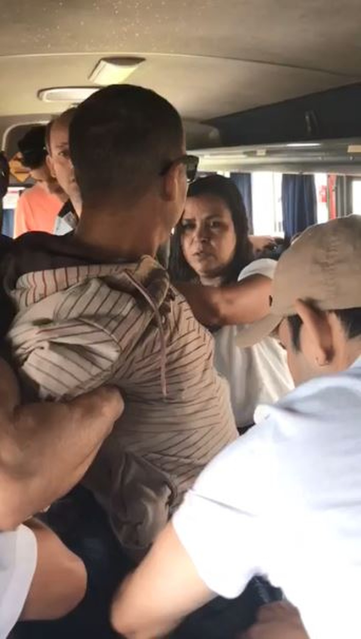 Homem Faz Arrastão Em ônibus Que Ia Para Guarapari No Es E é Preso
