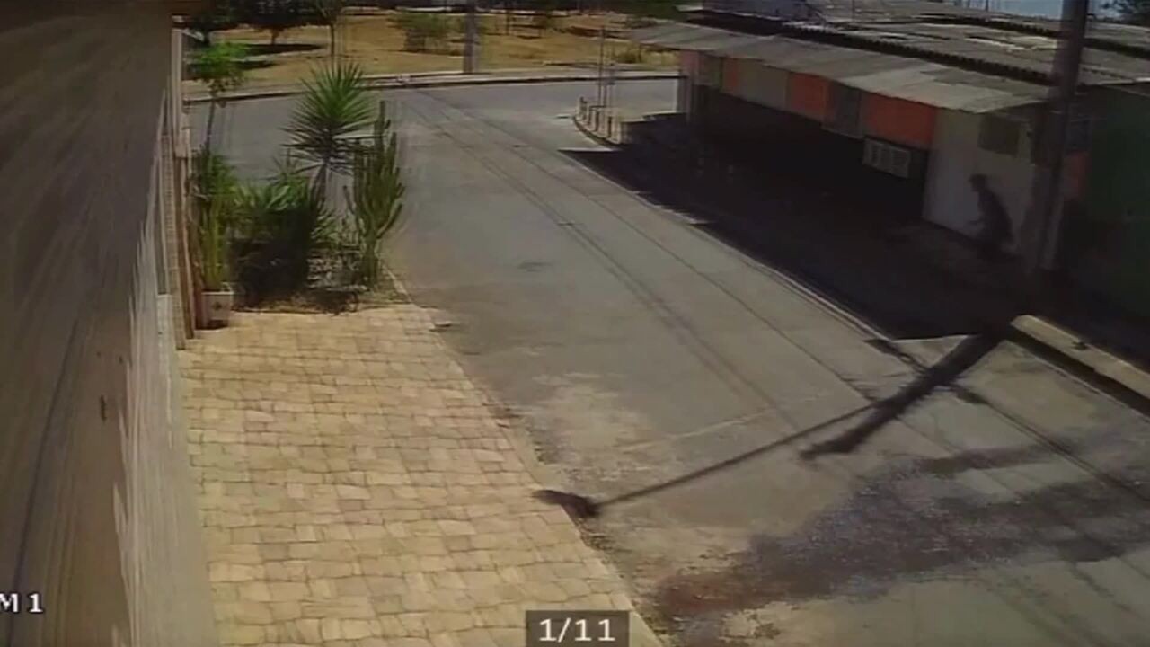 VÍDEO: homem atropela e agride vizinho após achar que foi roubado por ... VÍDEO: homem atropela e agride vizinho após achar que foi roubado por ...