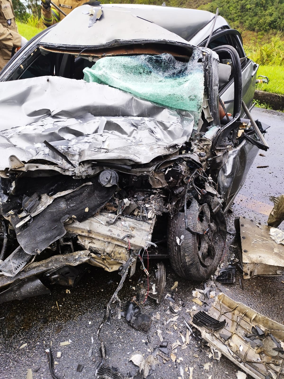 Acidente entre caminhão e carro deixa dois mortos e um ferido na Rio ...