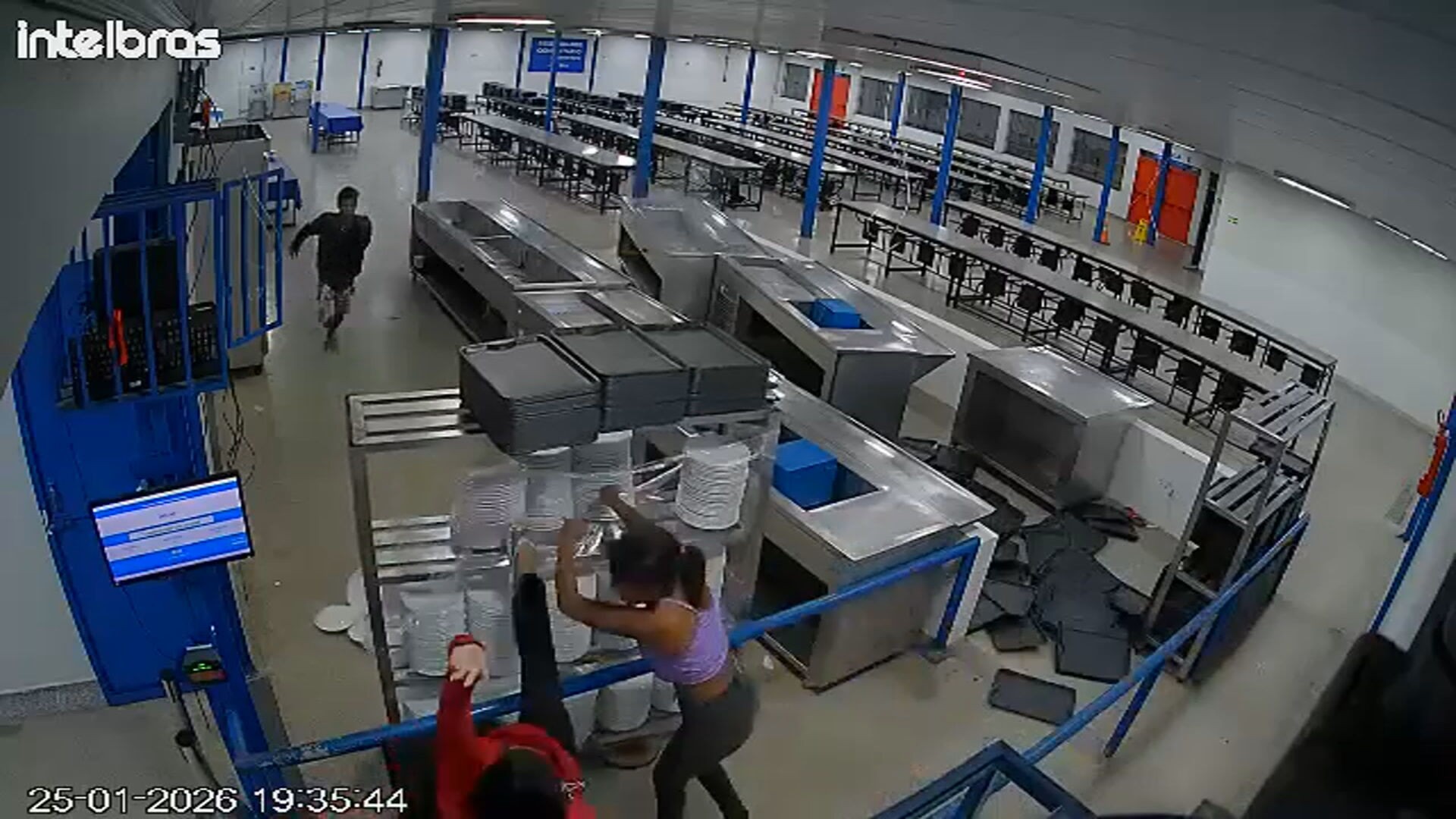 VÍDEO: grupo invade restaurante comunitário em Santa Maria | G1