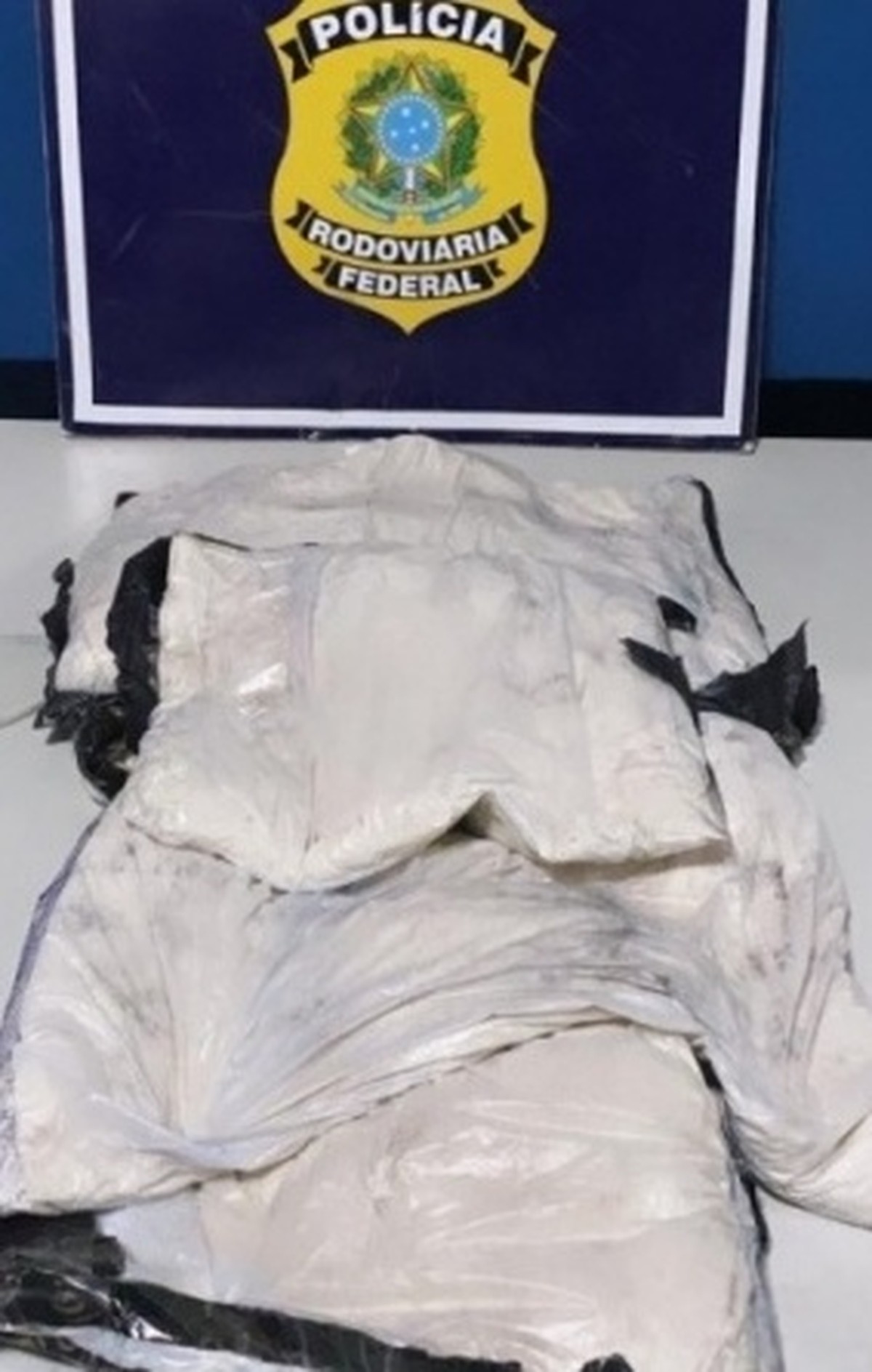 Homem é flagrado com cocaína presa ao corpo em abordagem a ônibus em ...