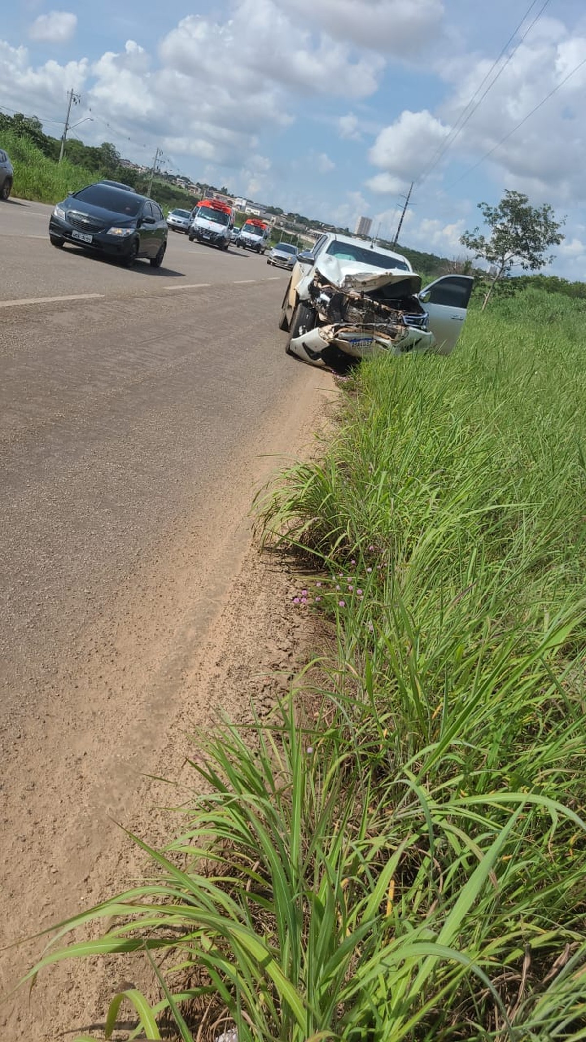 Batida entre caminhonete e carro deixa dois feridos e um morto na TO-050 | Tocantins | G1