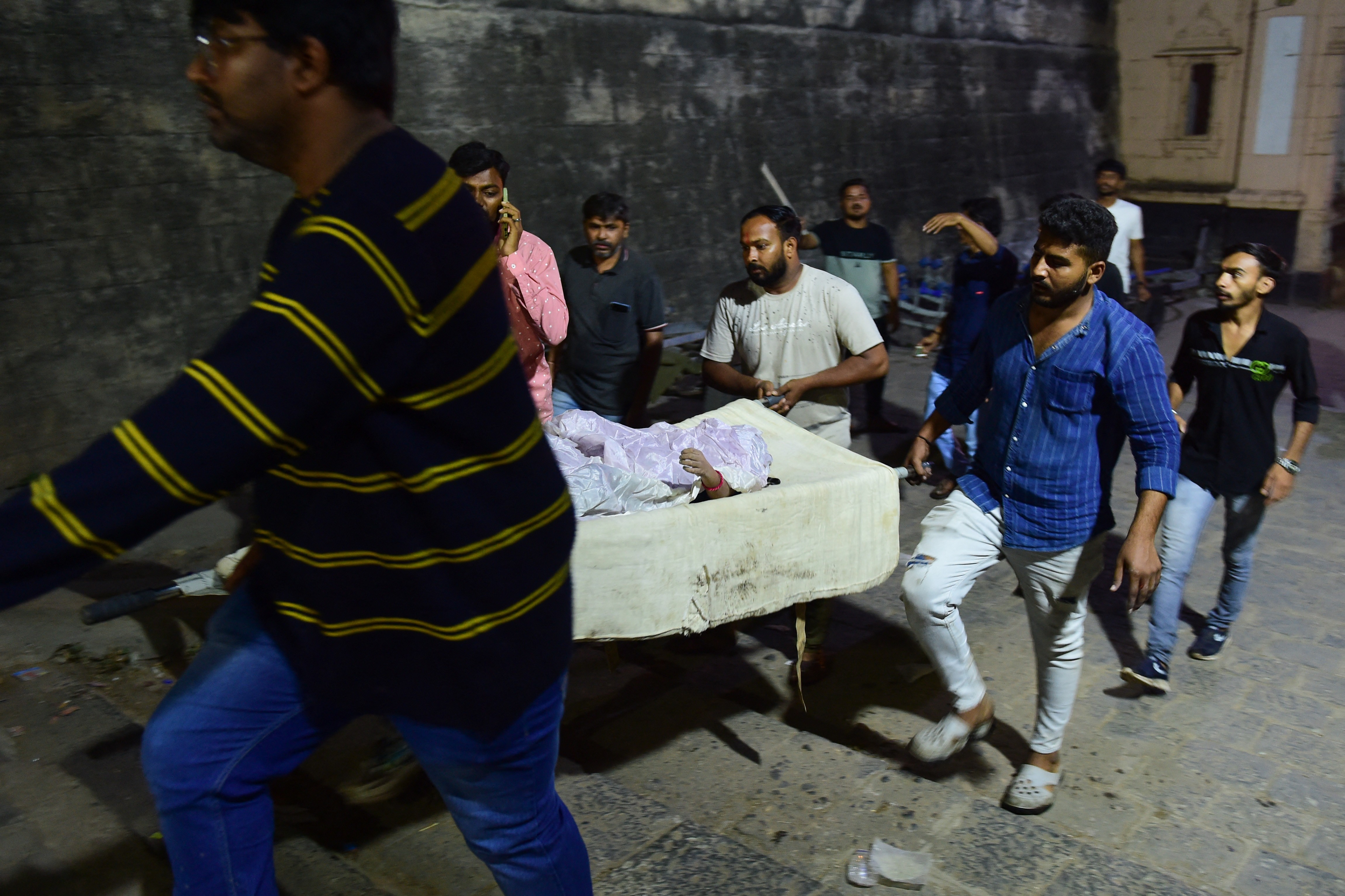 Colapso de ponte na Índia deixa ao menos 132 mortos | G1