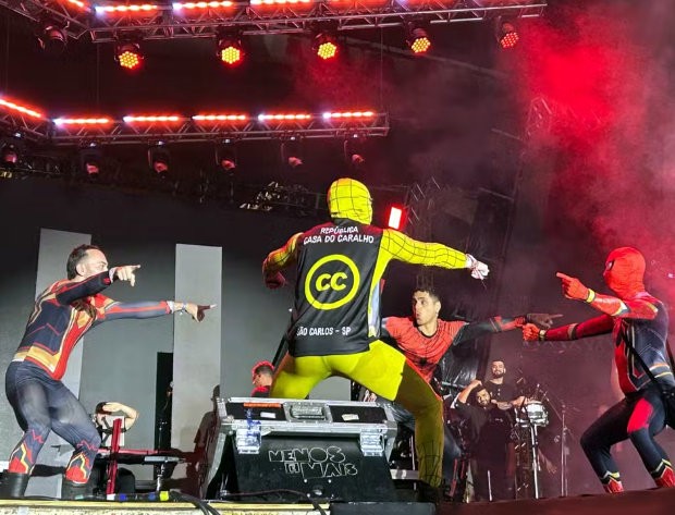 FOTOS E VÍDEOS: Corso da Tusca tem shows com reprodução de meme e ...