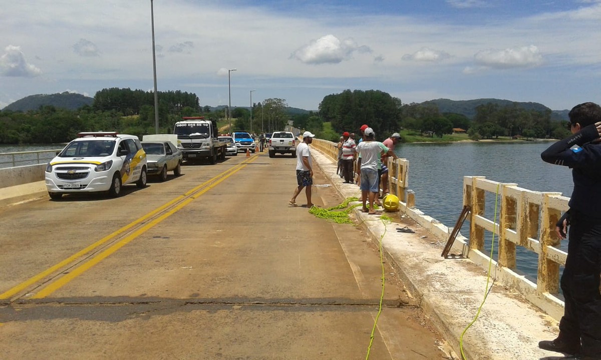 Homem morre afogado e irmão fica ferido após carro cair de ponte no Rio ...